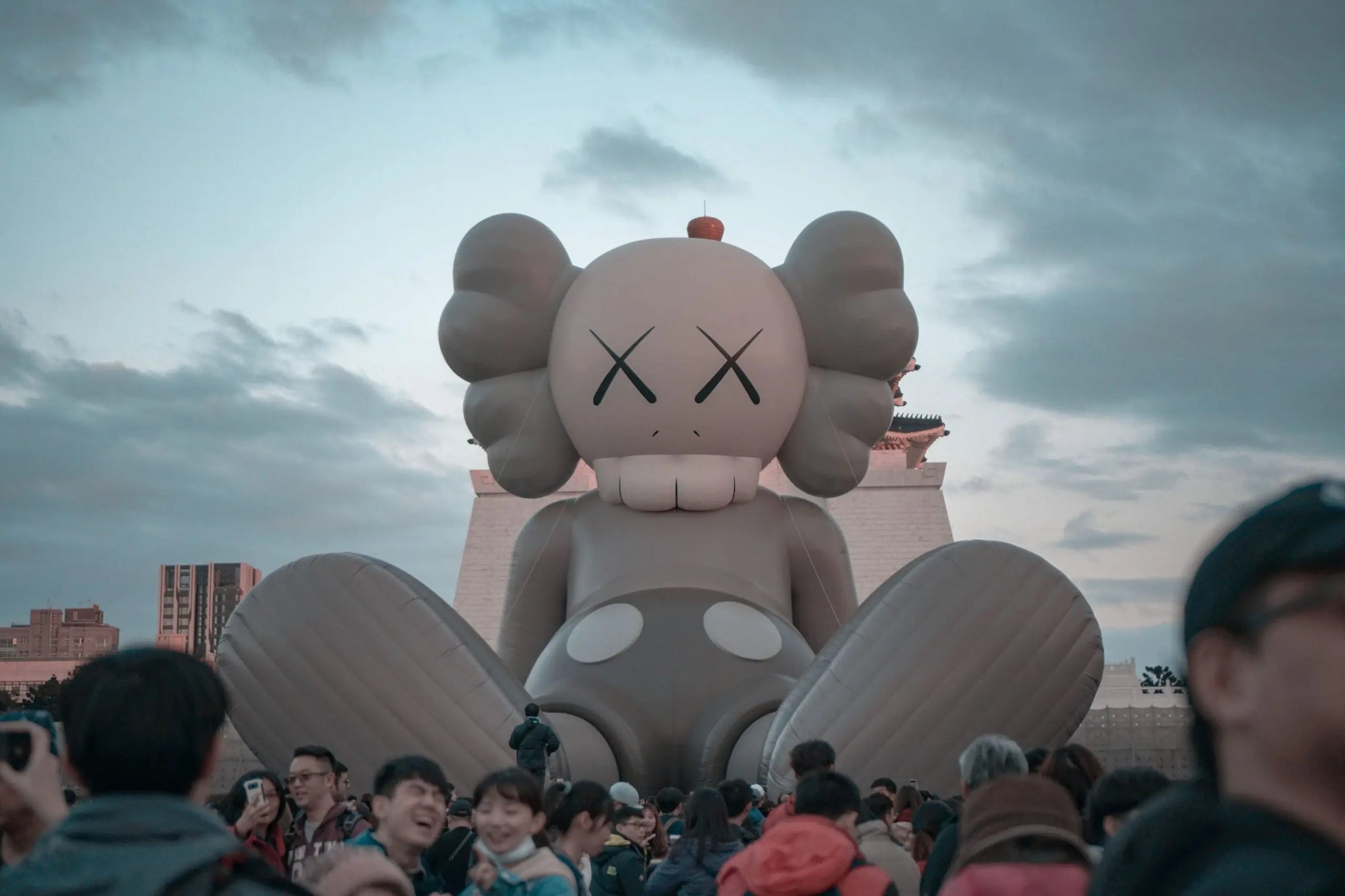Kaws : L'Artiste qui redéfinit le streetwear de luxe et l'art